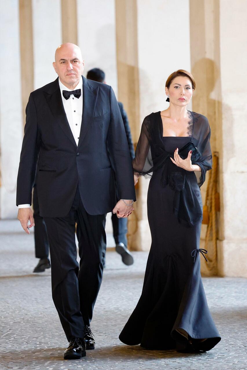 Carlo e Camilla, i look della cena al Quirinale: la regina con il ...