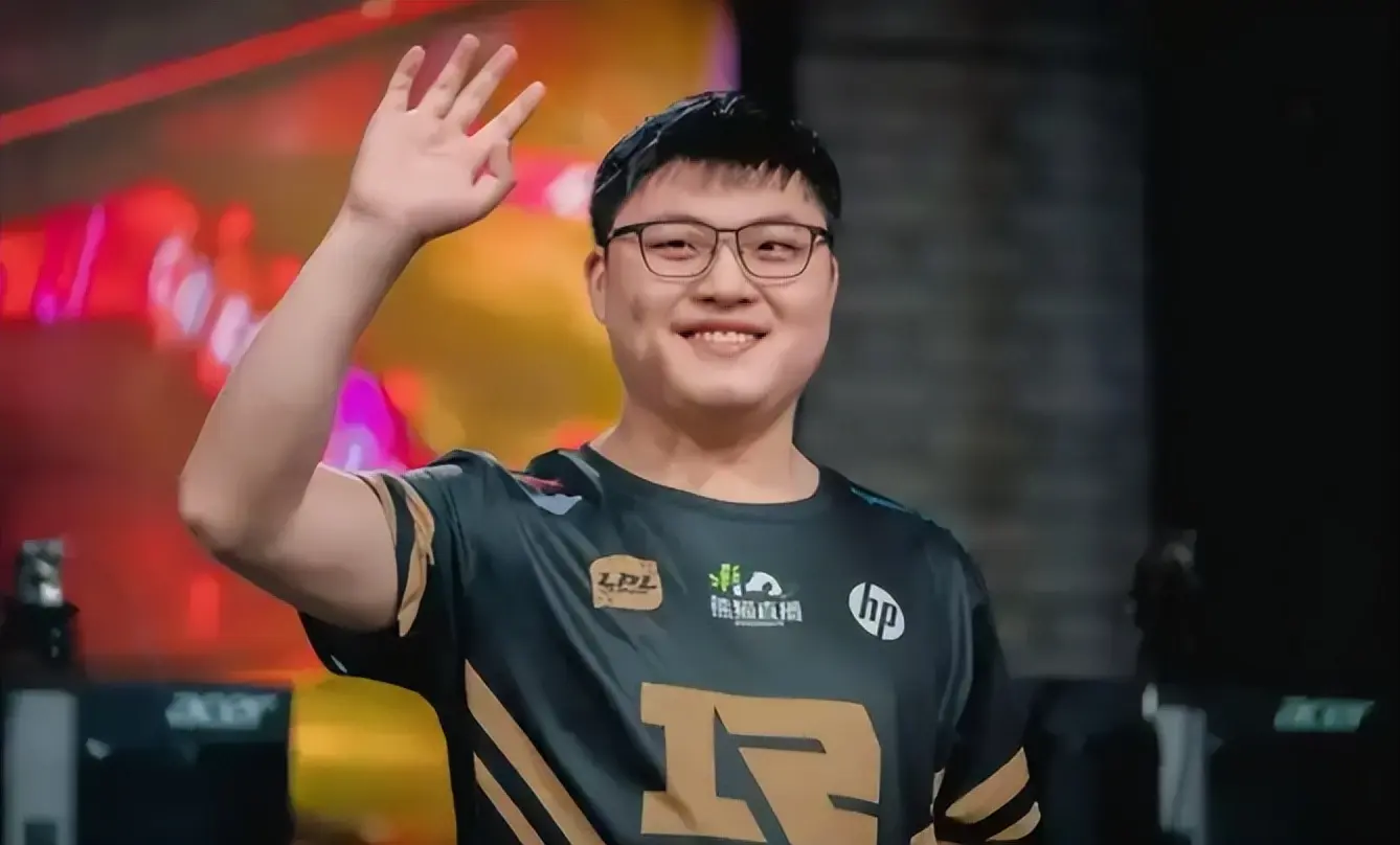 LPL历史MVP排行榜火了！UZI只能排名第六，Rookie仅排名第二