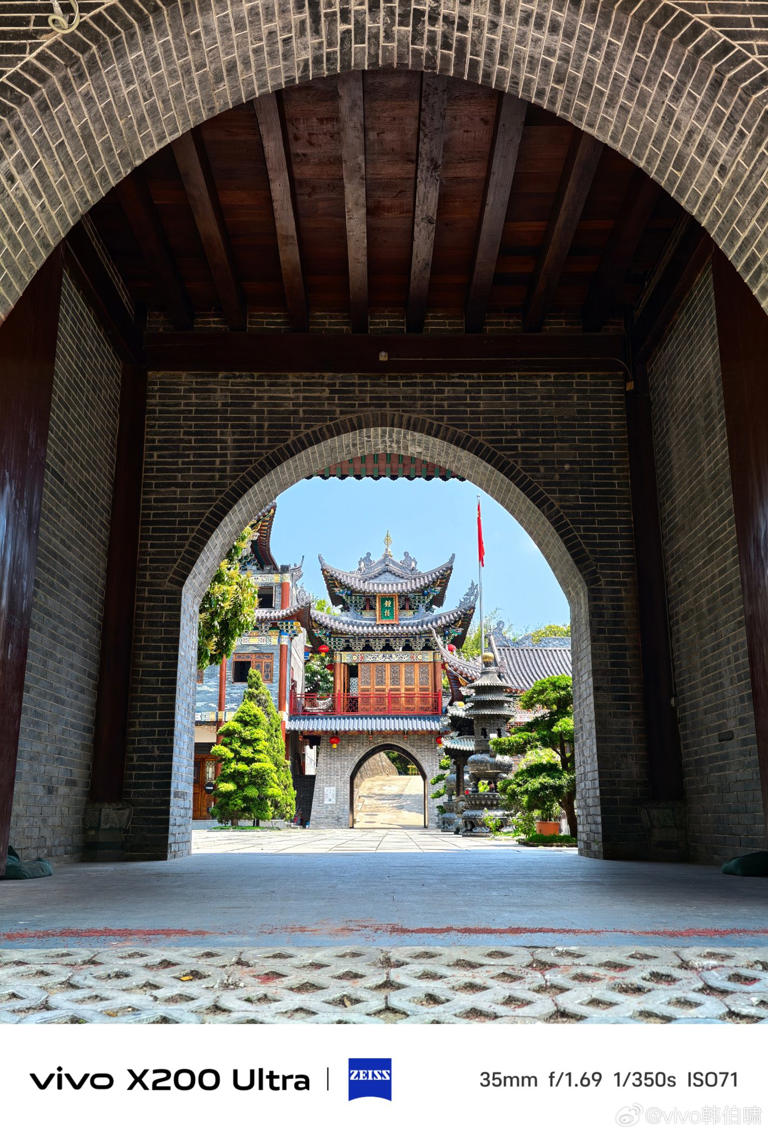 Zeiss & Vivo team up for X200 Ultra's 200MP external lens