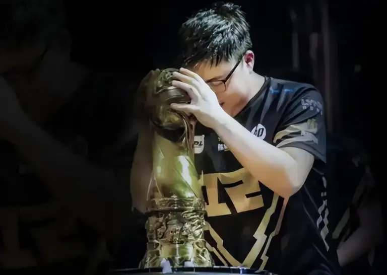 LPL历史MVP排行榜火了！UZI只能排名第六，Rookie仅排名第二