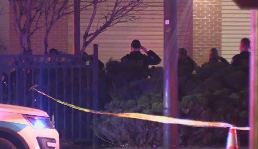 Off-duty Chicago police officer dies inside 18th District station of ...