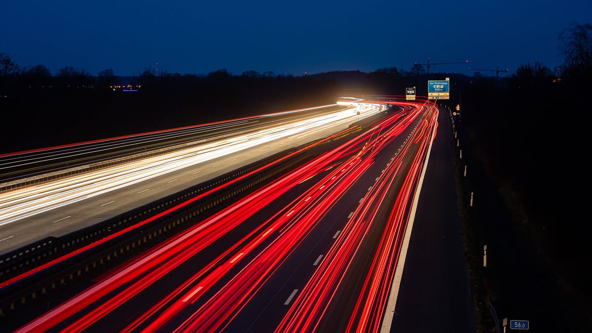 Brandenburg: Mercedes geht auf A10 Benzin aus – Beifahrer tot