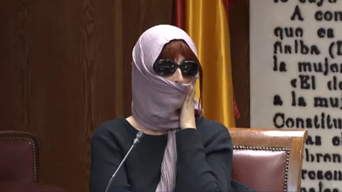 El "show" de la exmujer de Koldo García: aparece con la cara tapada en ...