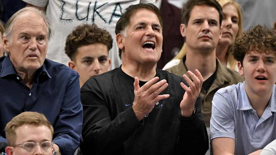 Mark Cuban Seen Having Angry Reaction to ‘Fire Nico’ Chants During ...