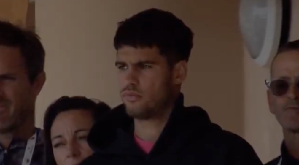 Carlos Alcaraz très attentif devant la démons­tra­tion d’Arthur Fils ...