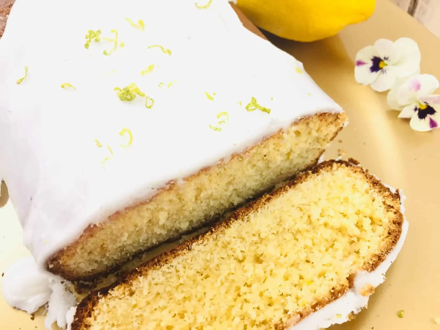 Elegant Lemon Cake with Icing: Ideal for Afternoon Tea