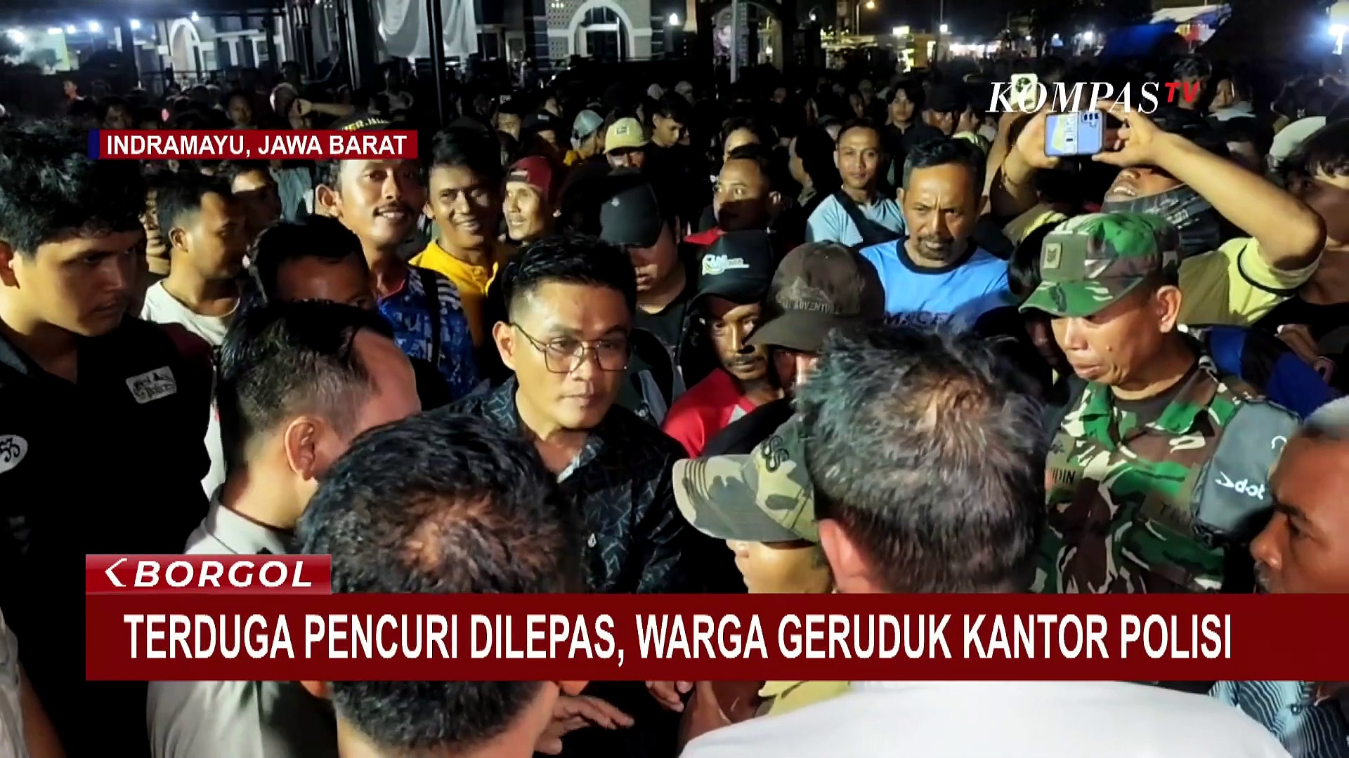 Geram Terduga Pencuri Dibebaskan, Warga Indramayu Geruduk Kantor Polsek ...