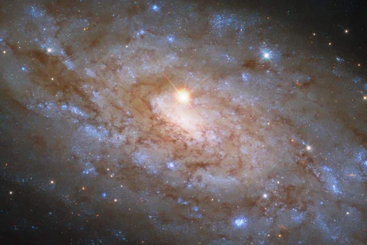 A Star Just 10,000 Light-Years Away Photobombs Hubble’s Gorgeous Shot ...