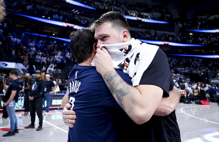 Lakers clinch playoff berth after win over Mavericks