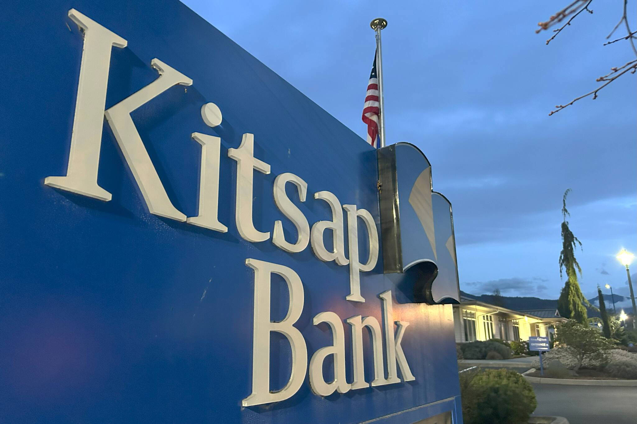 Man remains at large after allegedly robbing bank Man remains at large after allegedly robbing bank