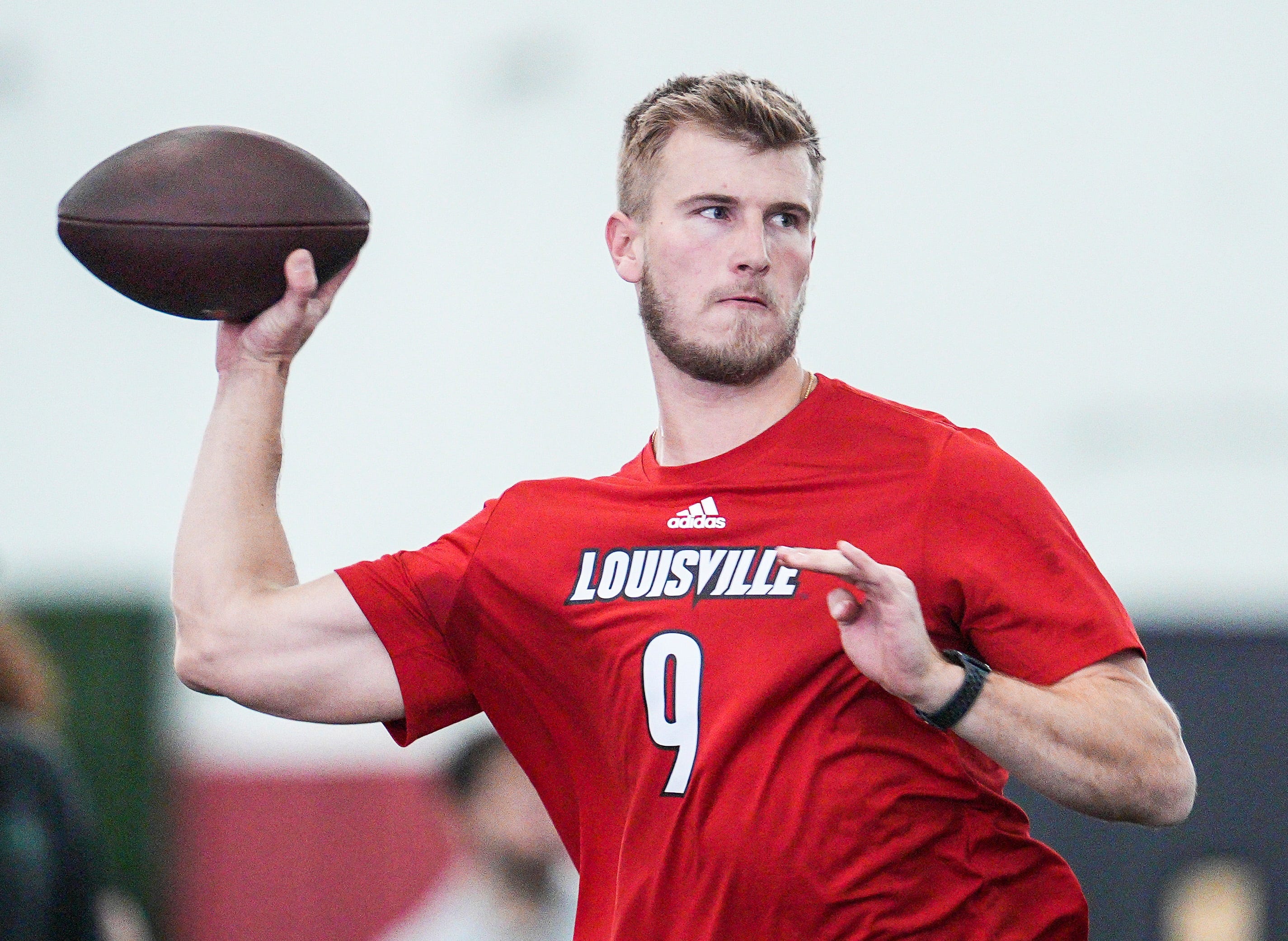 Rookie quarterback drawing Derek Carr comparisons for the wrong reasons