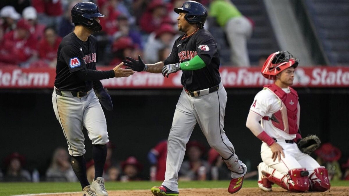 MLB: José Ramírez Challenges White Sox Catcher and Steals Home
