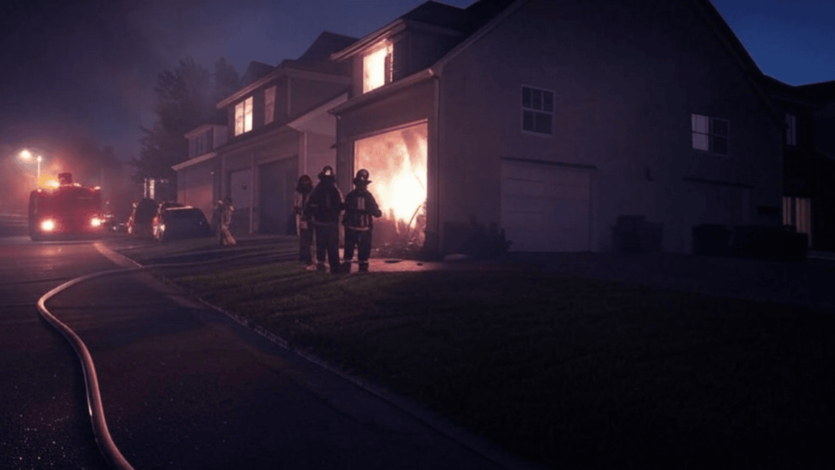 Ingresó armado y provocó un incendio