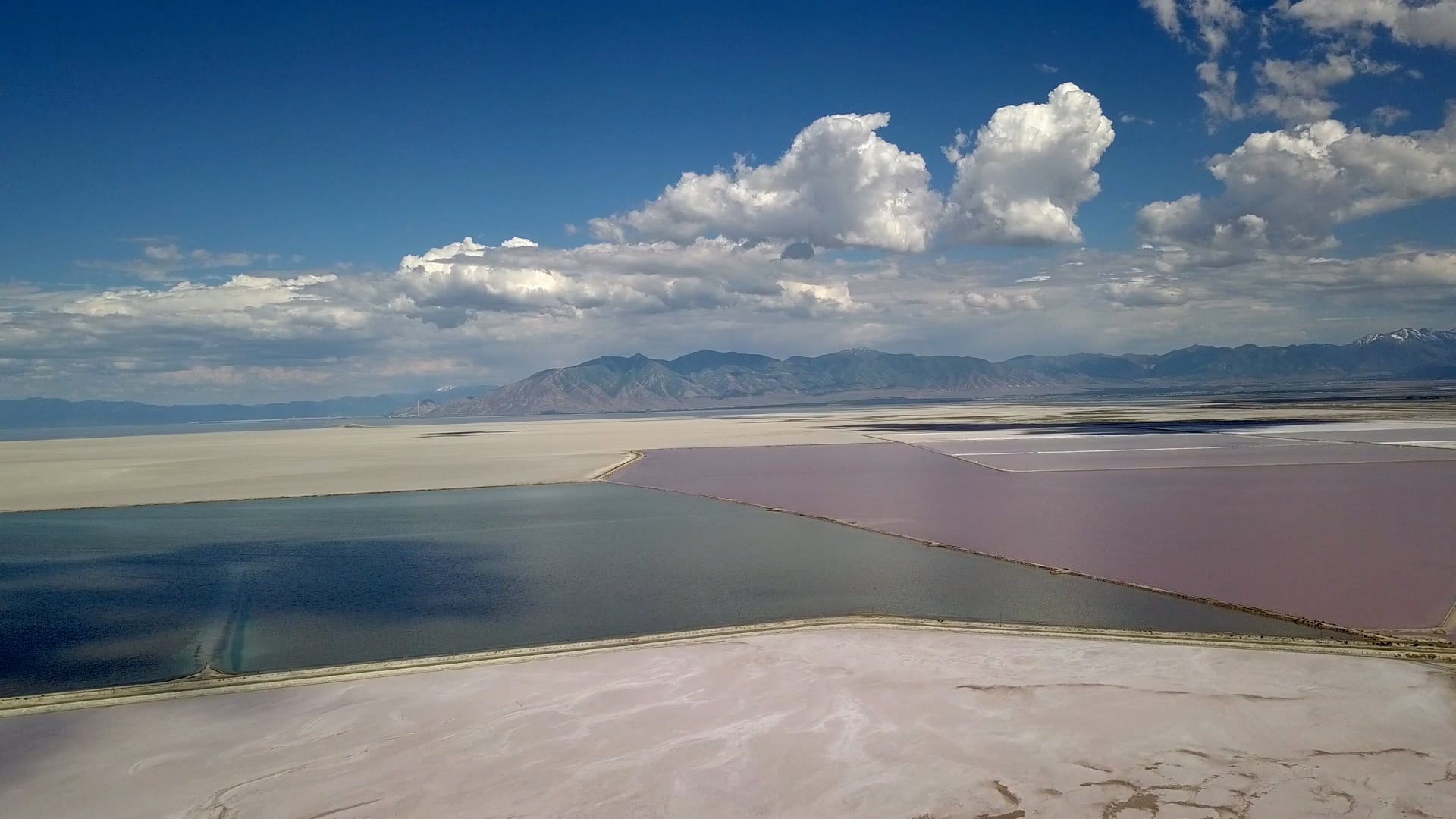 Majestátní Velké solné jezero v Utahu prozkoumané dronem