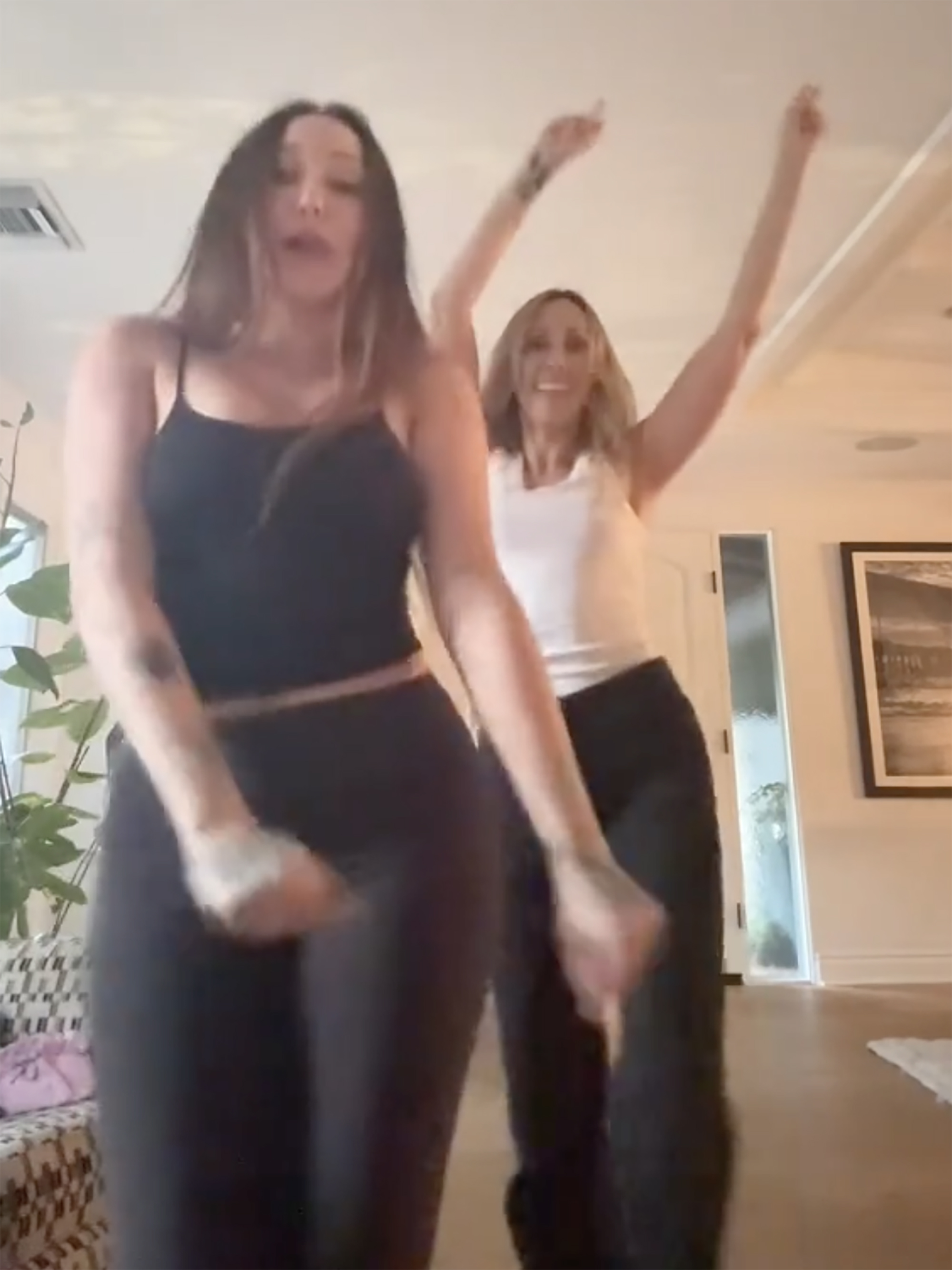 Noah Cyrus dances with mom Tish after alleged Dominic Purcell love ...