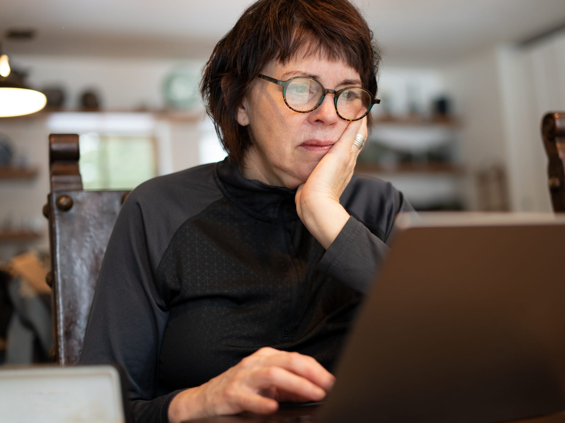 Should you touch your 401(k) when the market tanks? Financial advisors ...