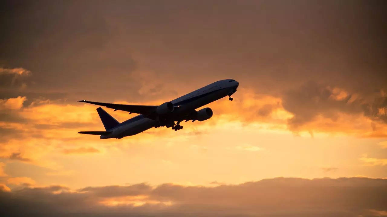 Ever wondered why plane lights go dim before takeoff and landing? Here ...