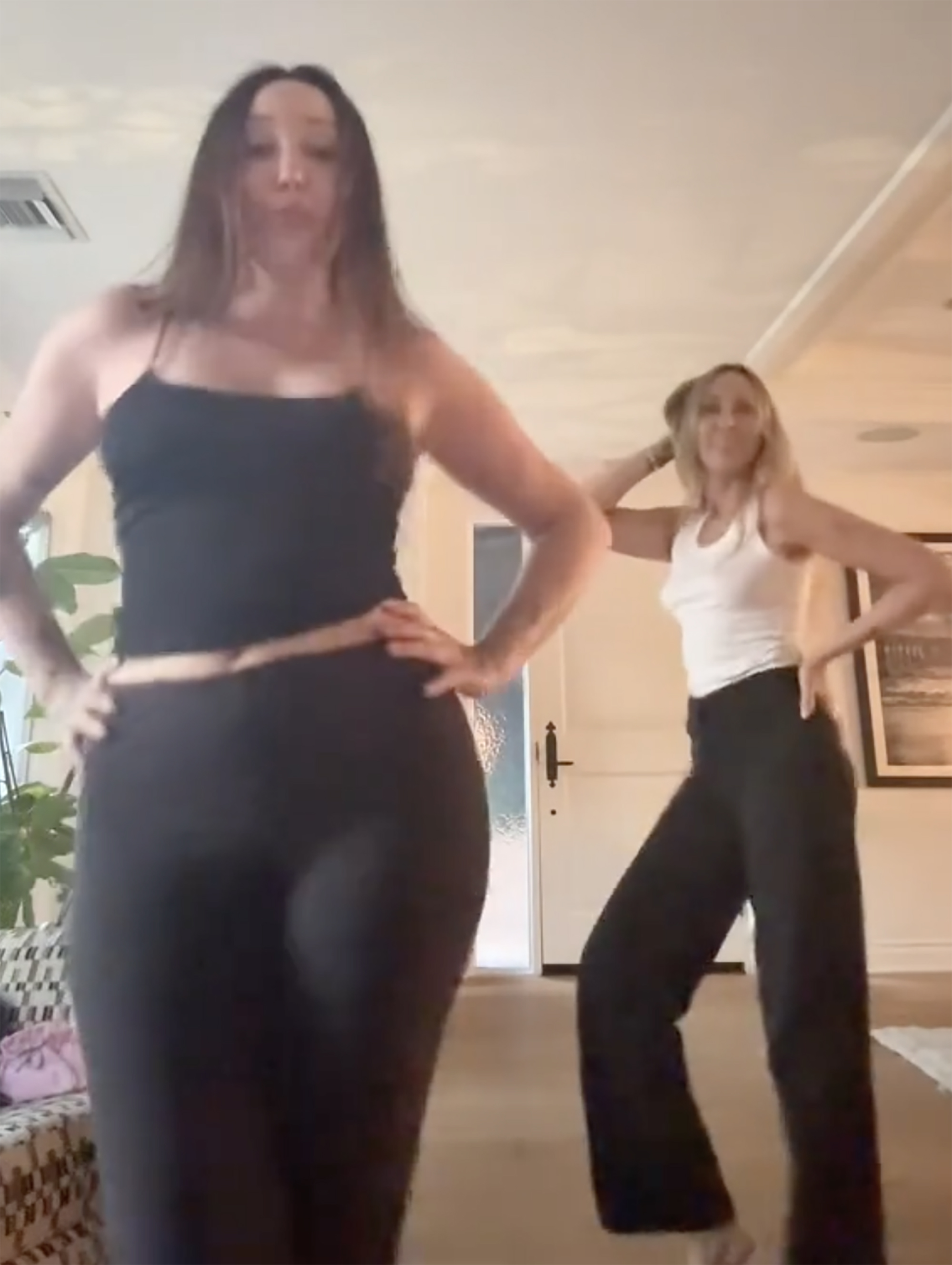 Noah Cyrus dances with mom Tish after alleged Dominic Purcell love ...