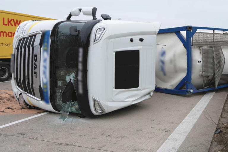 Bier-Laster kippt auf A9 um: Fahrer schwer verletzt, Autobahn blockiert