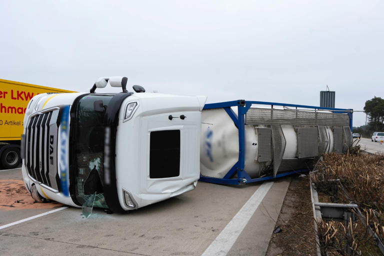 Bier-Laster kippt auf A9 um: Fahrer schwer verletzt, Autobahn blockiert