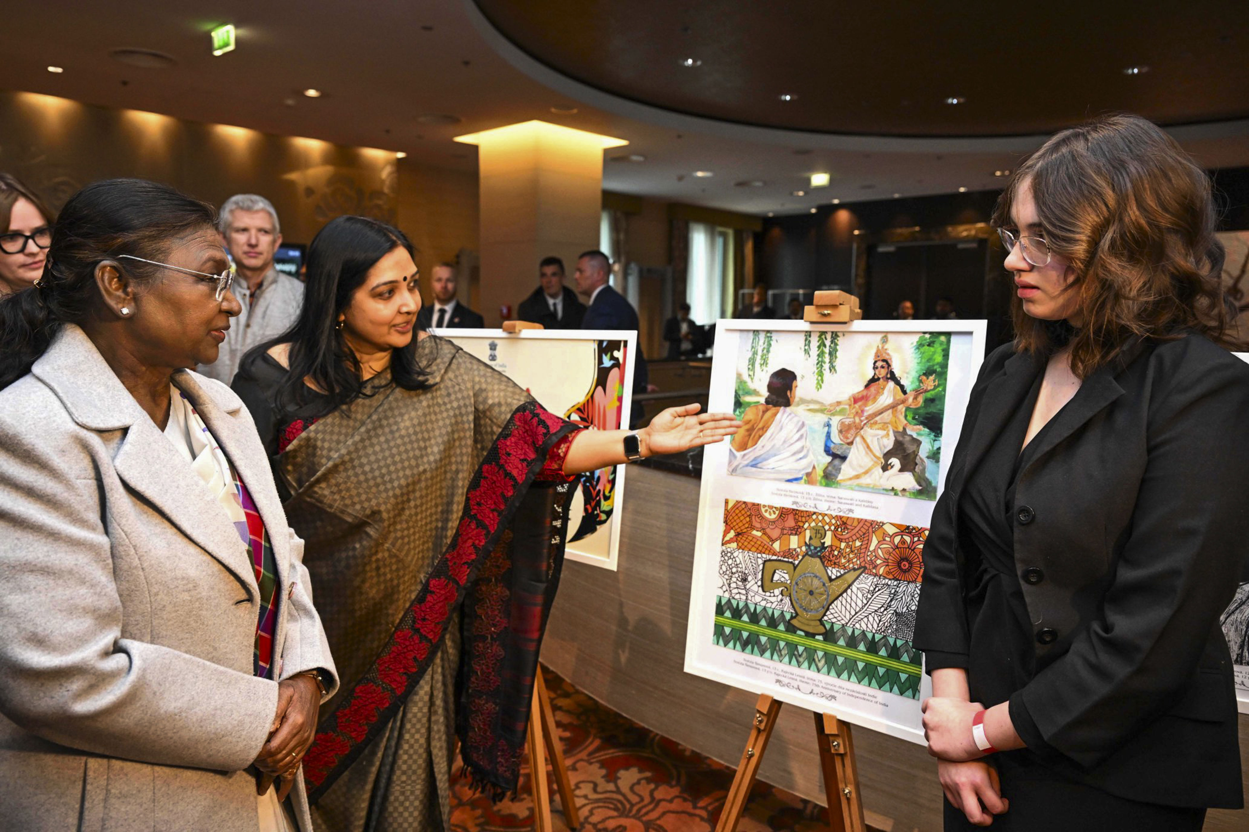 Prez Murmu joins Slovak kids in watching puppet show on Ramayana