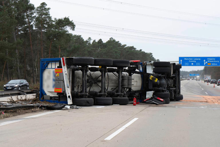 Bier-Laster kippt auf A9 um: Fahrer schwer verletzt, Autobahn blockiert