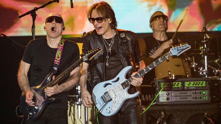 Joe Satriani plays For the Love of God? Steve Vai and Satch tackle each ...