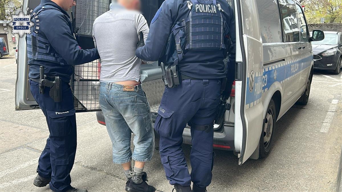 Uderzył sąsiada młotkiem, później wyjął nóż. Zaciekła walka o pustostan ...