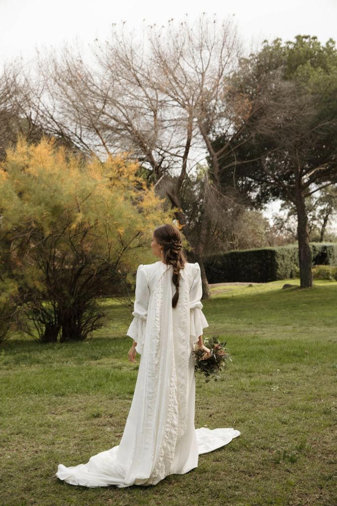 Un vestido de novia sencillo y una capa de terciopelo, la elección de ...