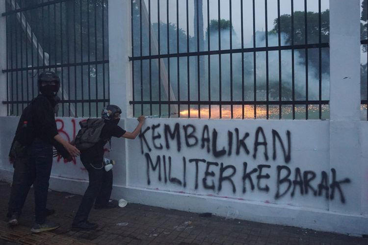 Tenda Massa Aksi Tolak RUU TNI di DPR Dibongkar Paksa, Pemprov DKI Minta Maaf, Gubernur Turun ...