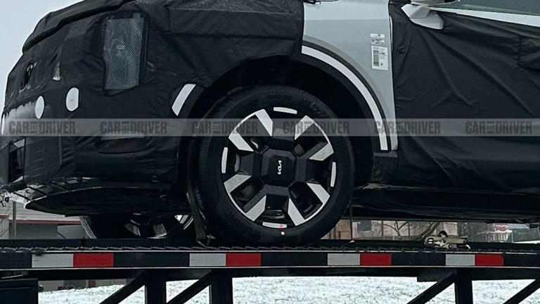Camouflaged 2026 Kia Telluride Spied in Transit Near C/D HQ
