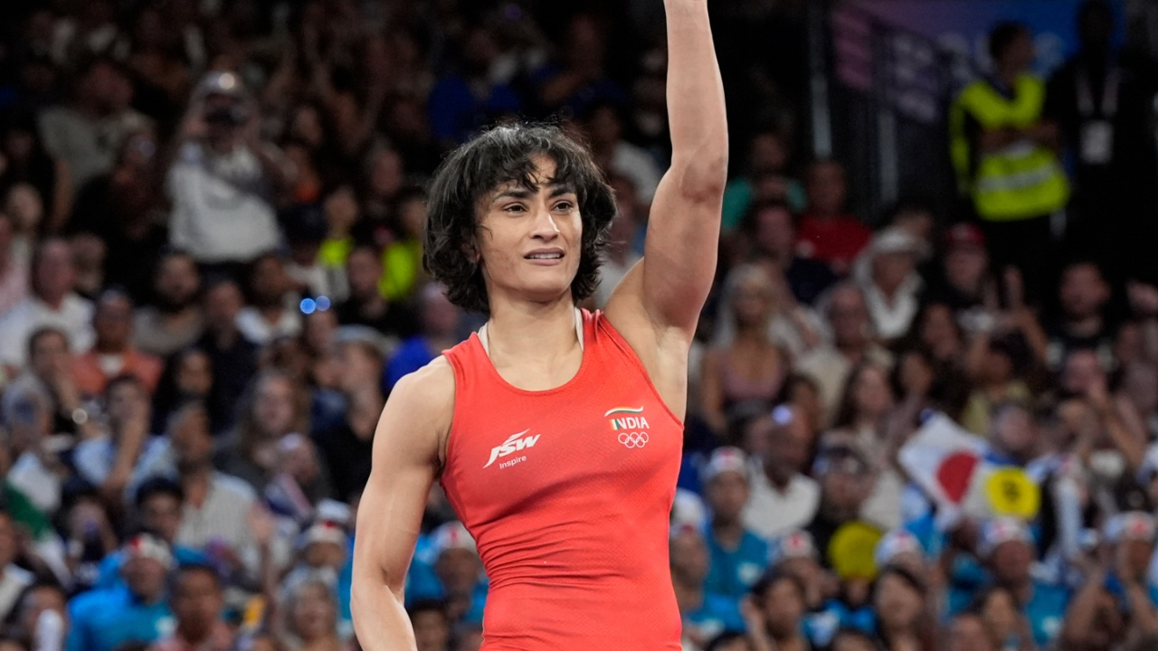 Vinesh Phogat Accepts Rs 4 Crore Reward from Haryana Government, Leaves ...
