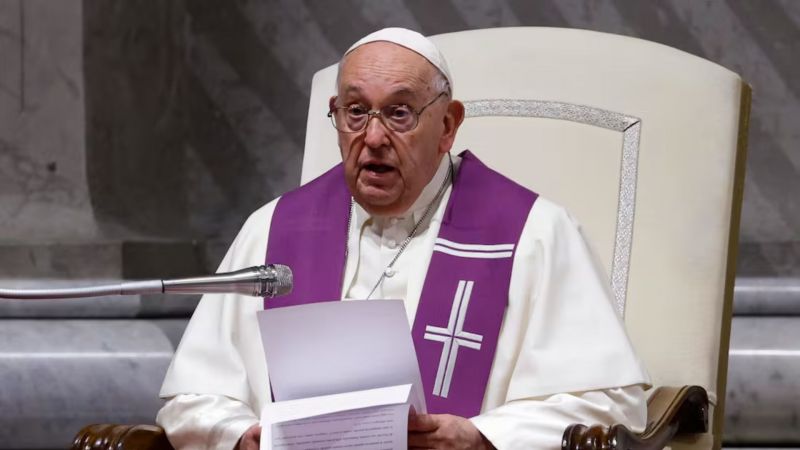 Sorpresa en el Vaticano: el papa Francisco se inclinó ante una tumba en ...