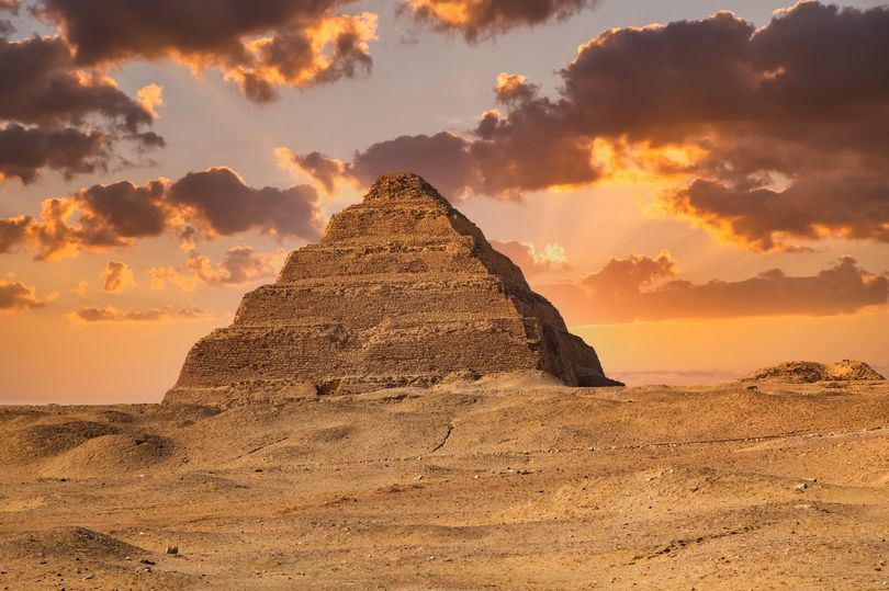 Ancient Egyptians built the pyramids with early high tech machinery ...