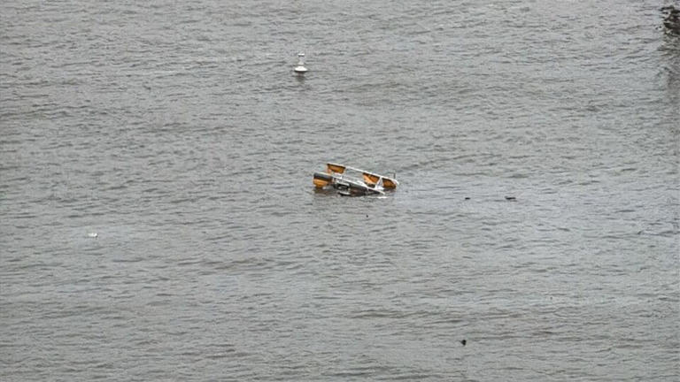 Helicopter crashes into Hudson River in New York, video shows it ...