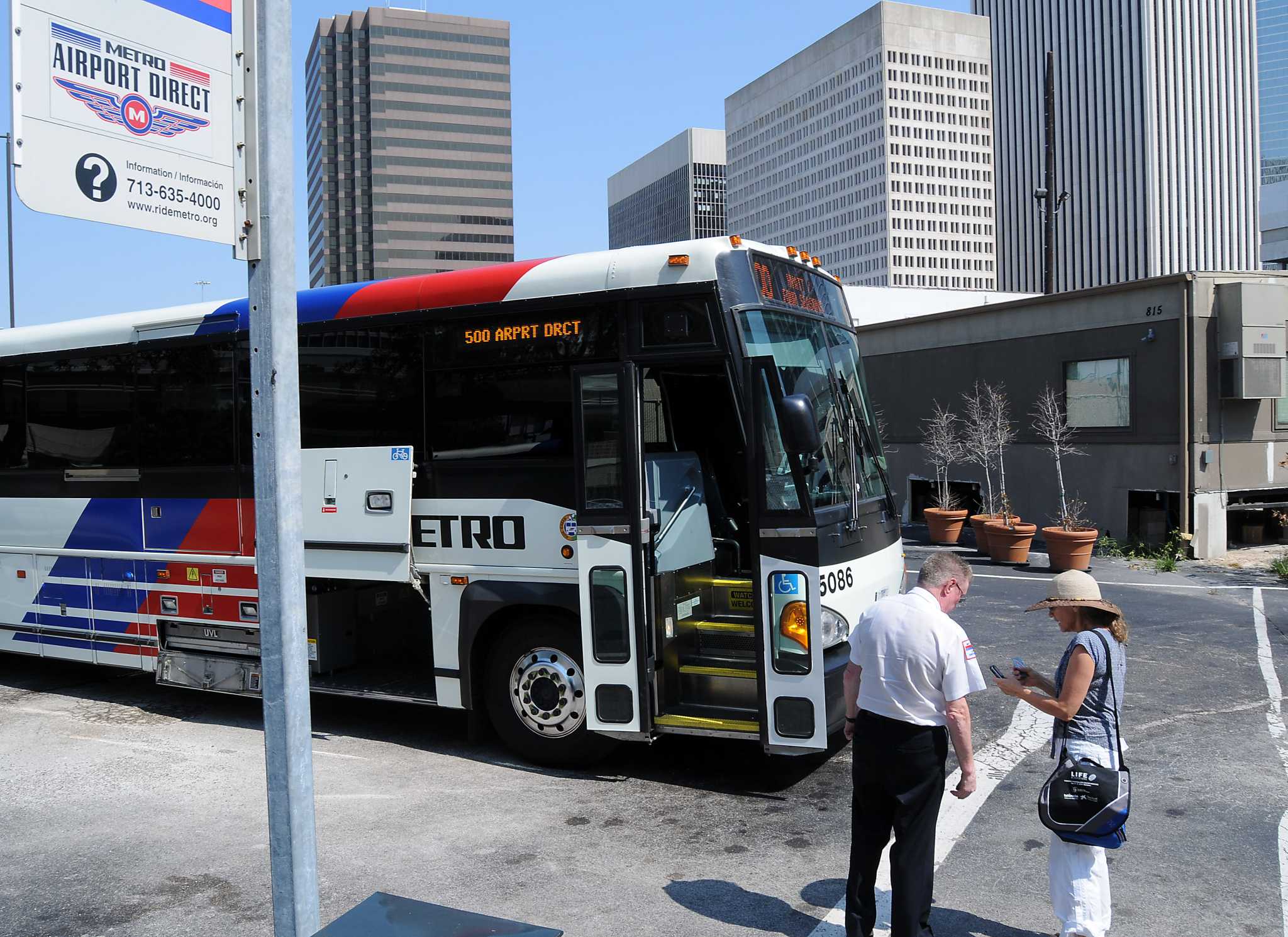 Metro revives direct airport bus to IAH from downtown Houston, with $4. ...