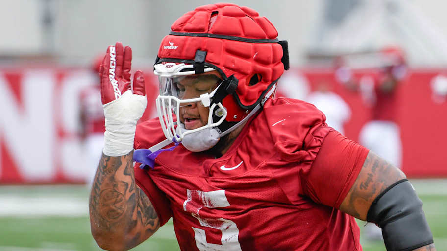 Razorbacks defensive line facing uncertainty, opportunity this season