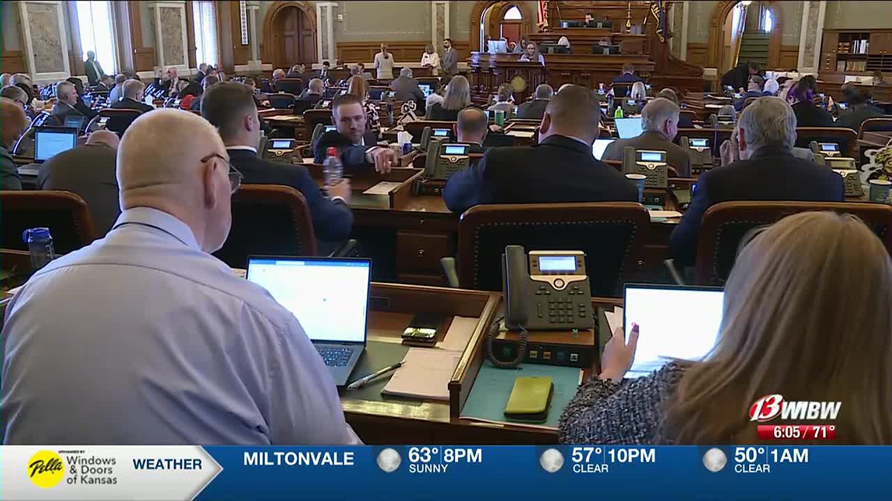 Kansas lawmakers override nearly 50 vetoes in final days of 2025 session