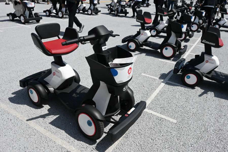 「万博広すぎ」問題、高齢者らにやさしい無料の移動手段で解決？