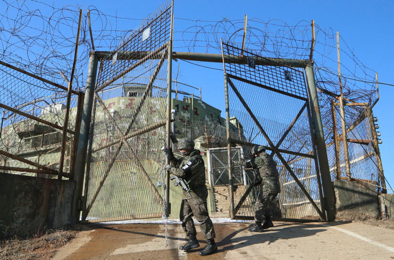Wildfire breaks out in DMZ near Goseong; military monitors North Korea