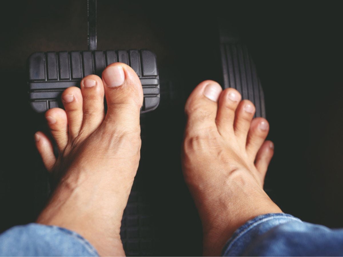 ¿De cuánto es la multa por manejar descalzo o en chanclas?