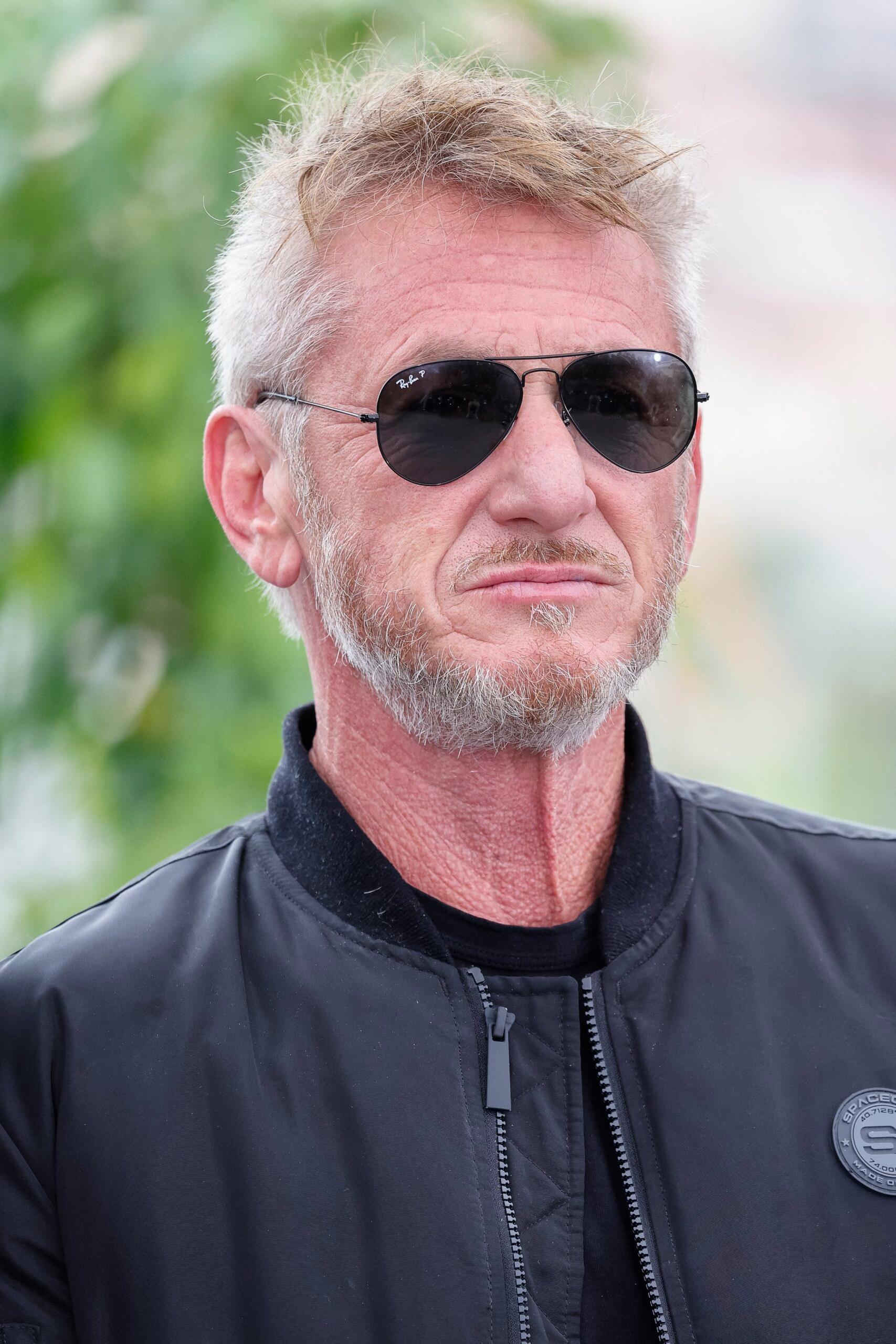 Sean Penn called 'arrogant' for 'chain-smoking' at Golden Globes ...