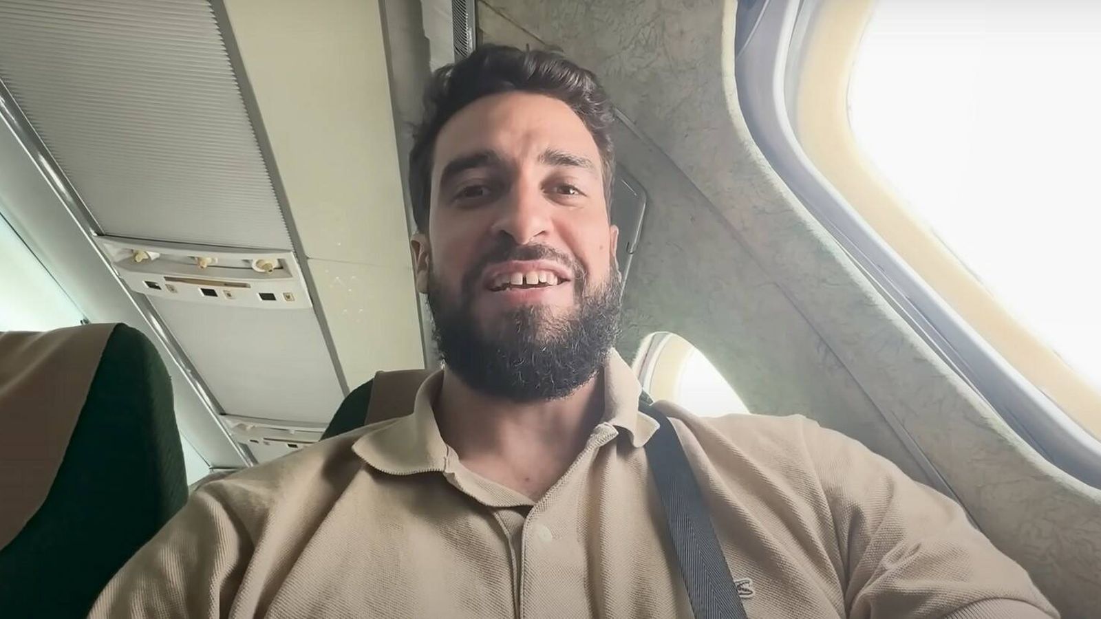 Un español enseña cómo es el avión con el que viaja desde Rusia a Corea ...