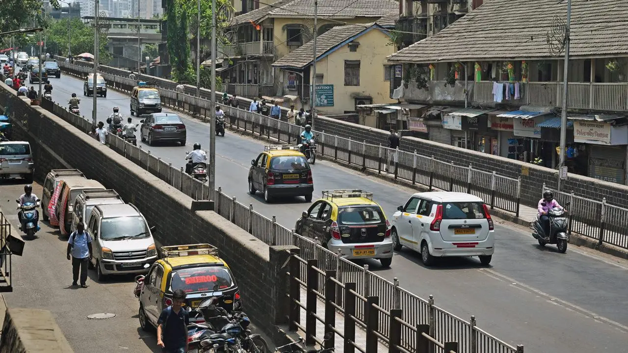 Mumbai: Elphinstone Bridge stays open for now