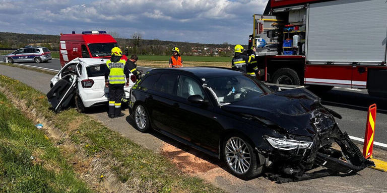 Schwerer Crash: Vier Verletzte, 69-Jähriger eingeklemmt