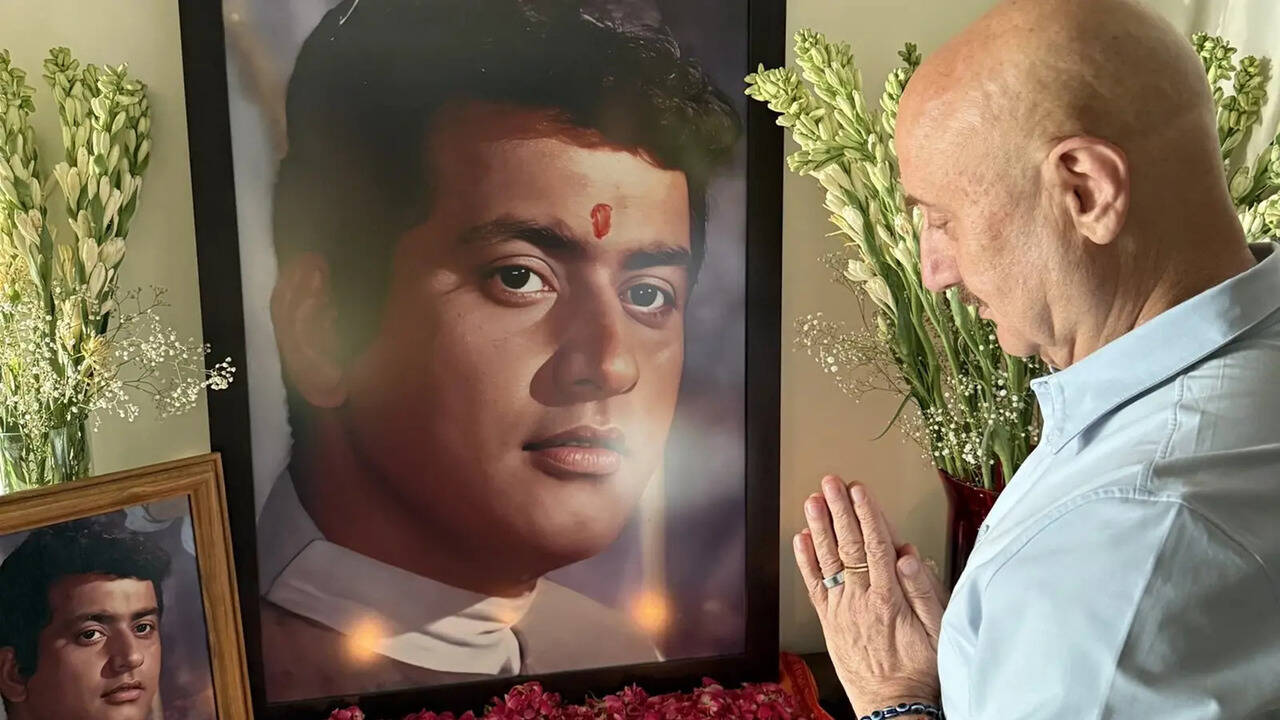 Anupam Kher Meets Manoj Kumar's Family, Thanks Bollywood Legend For ...