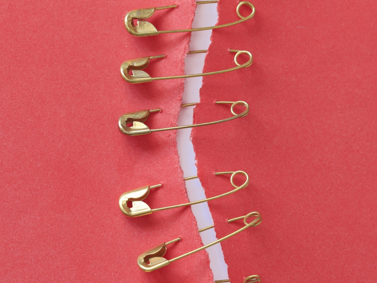 Safety Pin का आविष्कार कैसे हुआ था? इसे आलपिन कहना क्यों है गलत, बड़ी ...