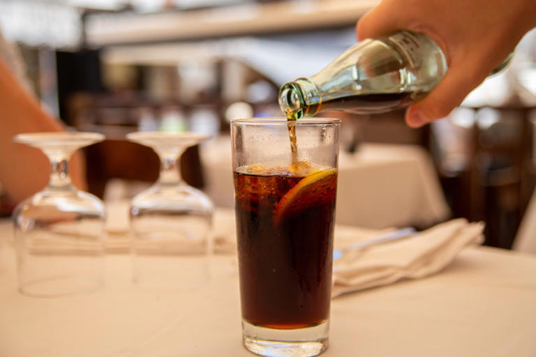 This sketchy drink order immediately puts every bartender on high alert ...