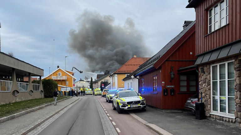 Kraftig brann i Drammen: Sprer seg fortsatt