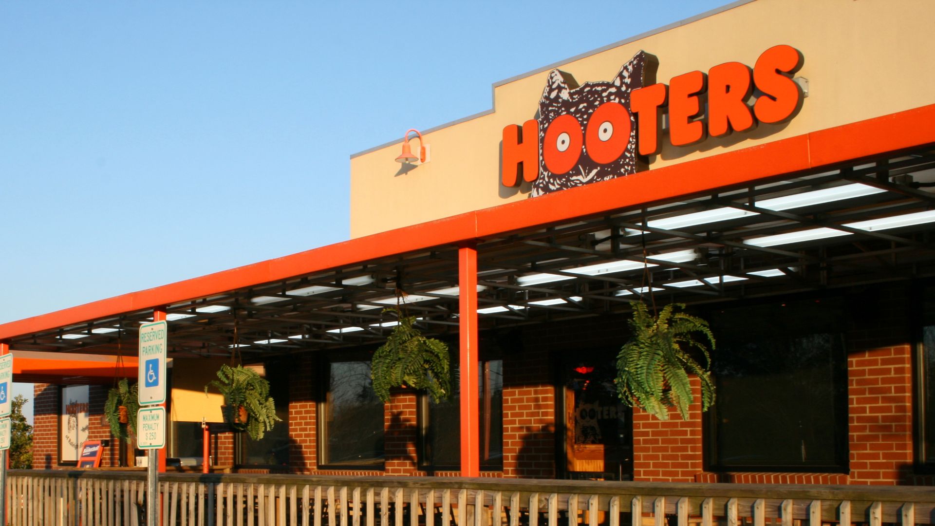 10 American Chains That Might Not Exist in 20 Years & 10 Built to Last